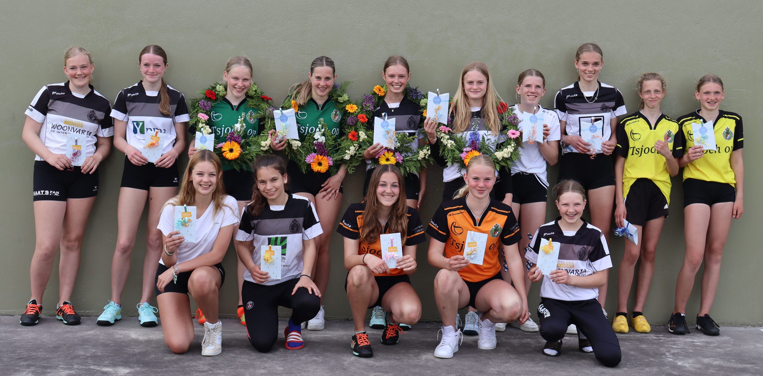 Schoolmeisjes kaatsten in Bolsward - kaatsen.nl