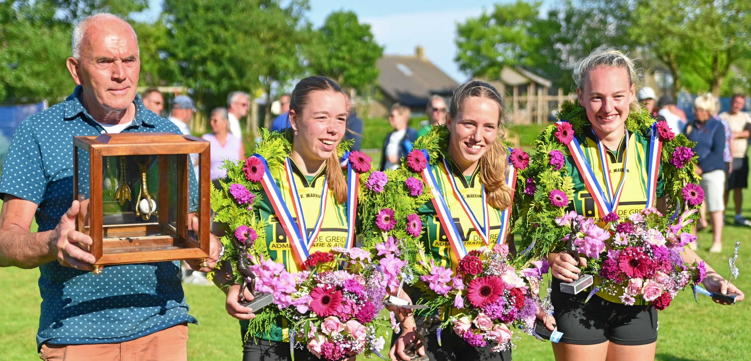 Kransen bij bondspartij voor dames hoofdklasse voor kv Makkum met ...